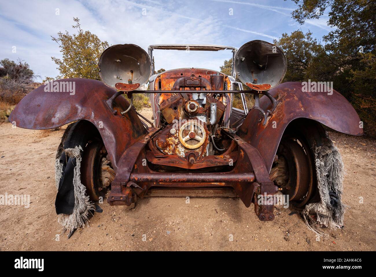Old abandoned rusted vehicle Stock Photo - Alamy