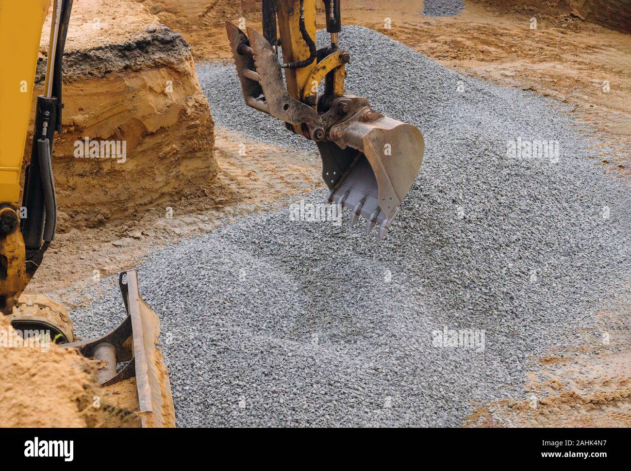 Moving large stones hi-res stock photography and images - Alamy