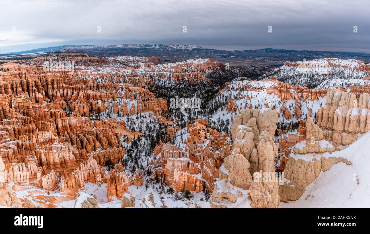 Bryce Amphitheater panorama from Sunset Point at Bryce National Park ...