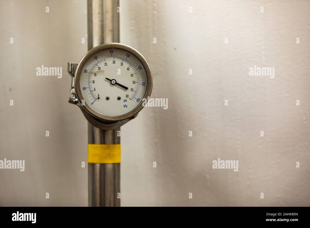 Pressure measurement analogue gauge meter in psi and kPa, vacuum gauges ...
