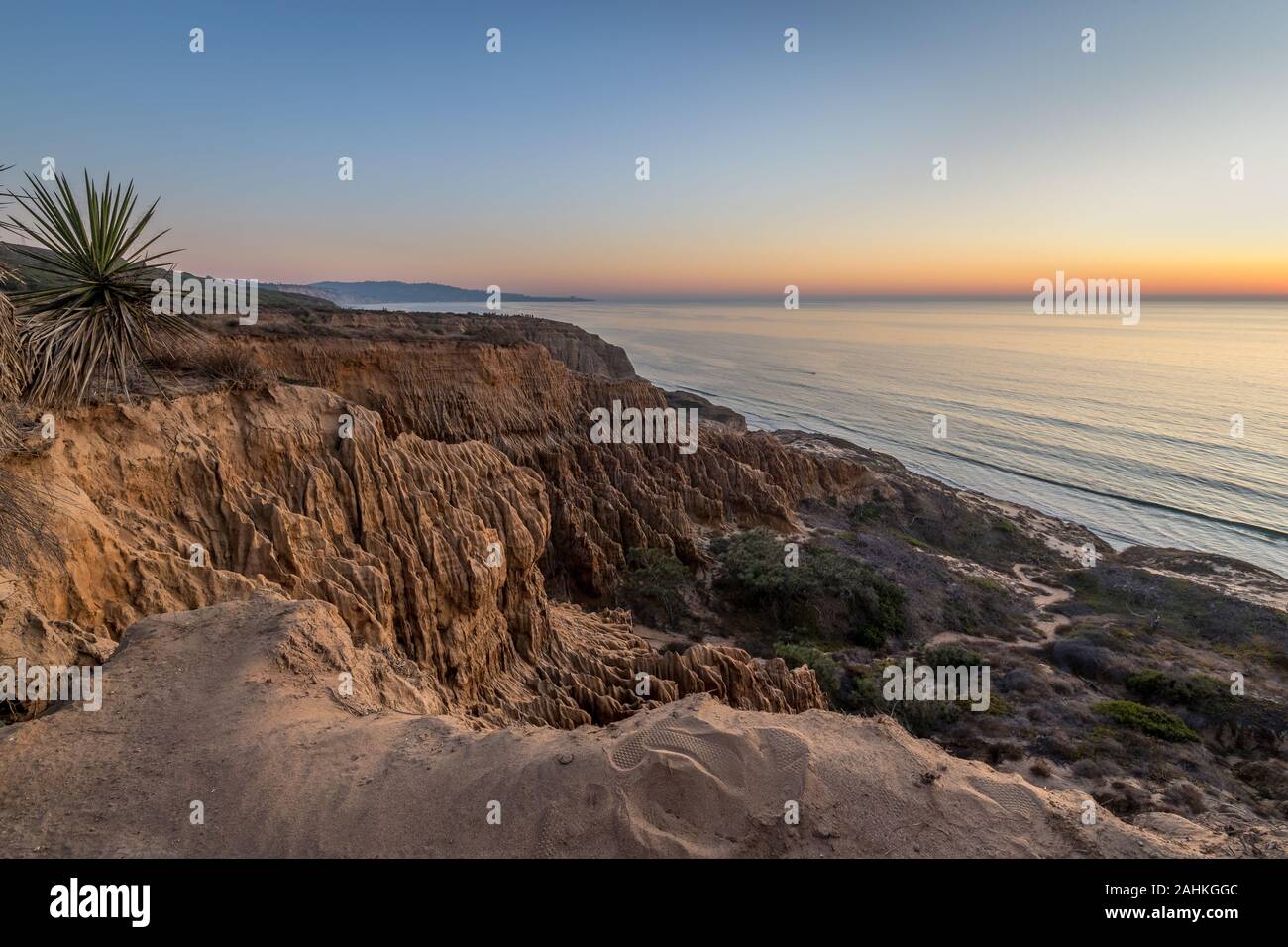 Breathtaking view looking down the rugged sandstone cliffs of Razor ...