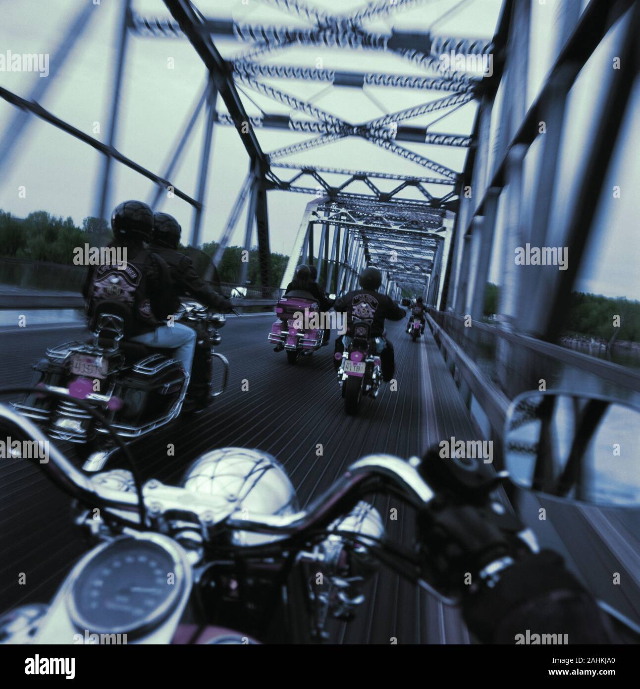 People riding motorcycles hi-res stock photography and images - Alamy