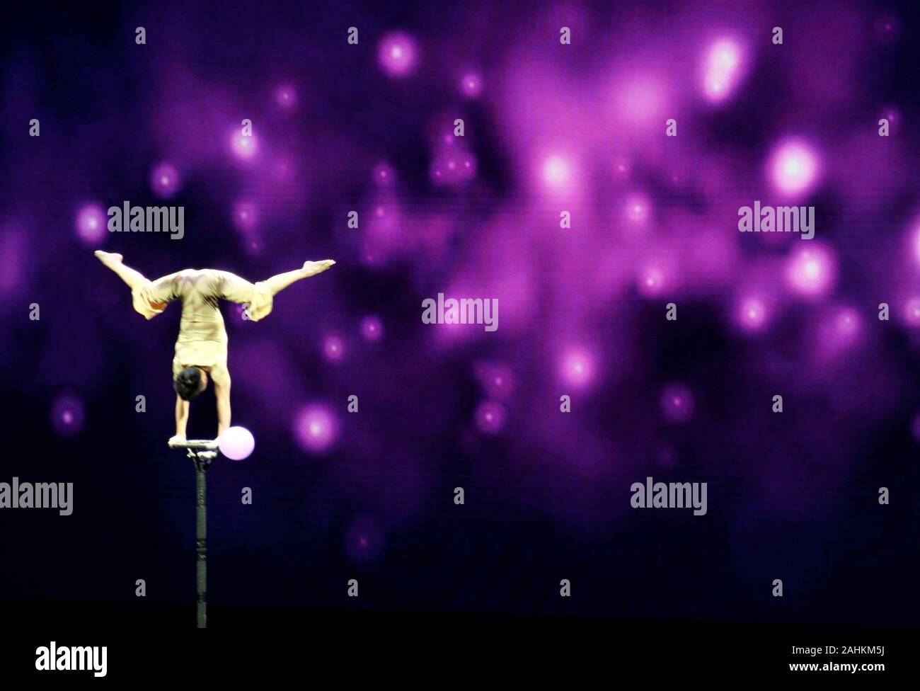 Acrobat images hi-res stock photography and images - Alamy