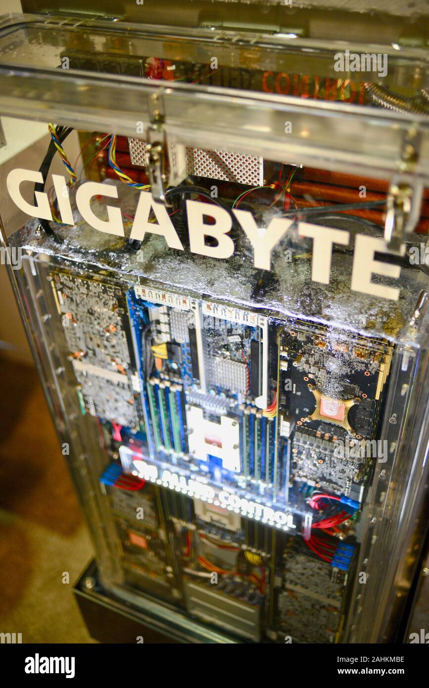 Gigabyte two-phase immersion liquid (3M Novec fluid) cooling completely ...