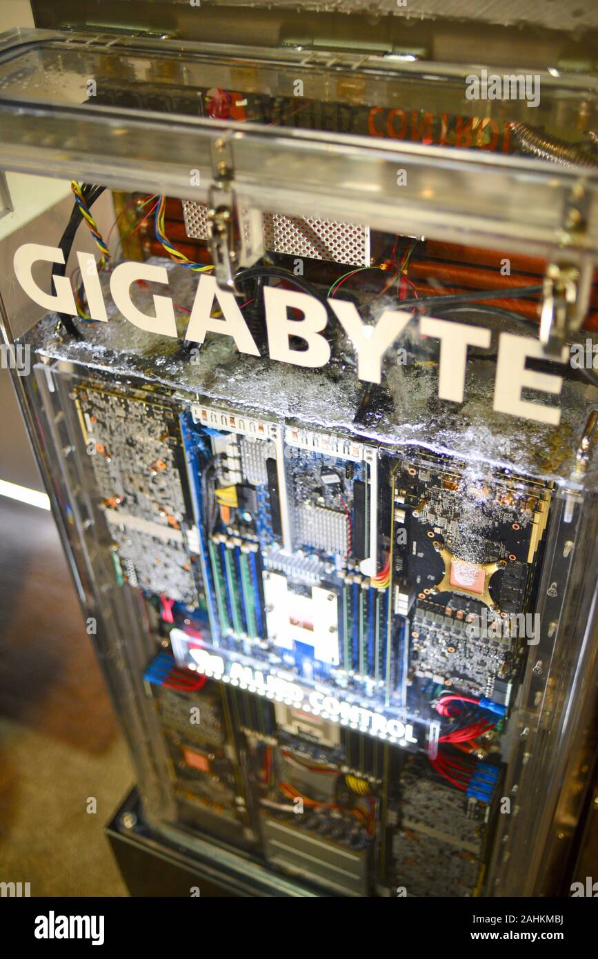 Immersion cooling hi-res stock photography and images - Alamy