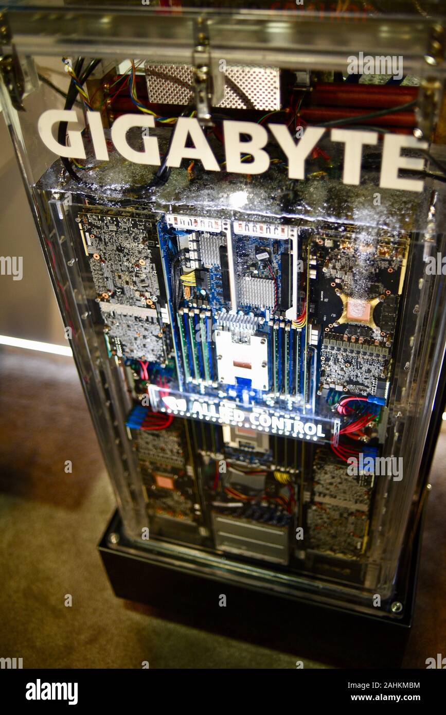 Gigabyte two-phase immersion liquid (3M Novec fluid) cooling completely ...