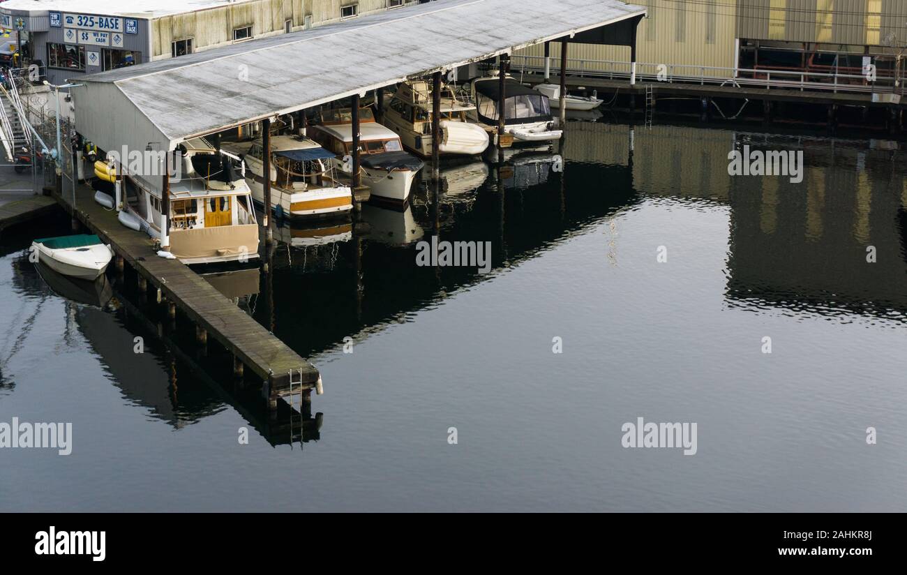 Boats on still water in an urban marina in downtown Seattle Stock Photo ...