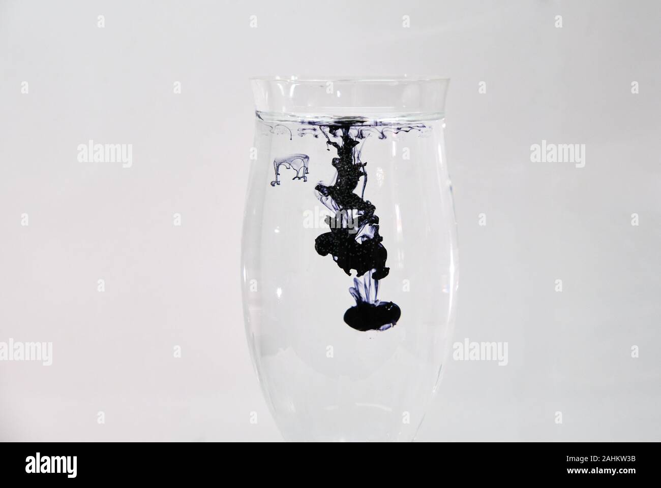 Ink falling hi-res stock photography and images - Alamy