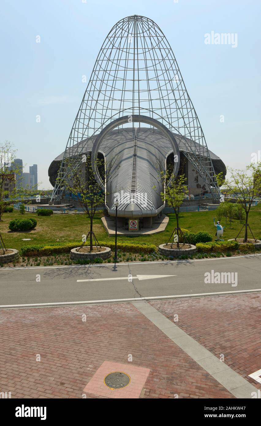 China odd unusual building shape hi-res stock photography and images ...