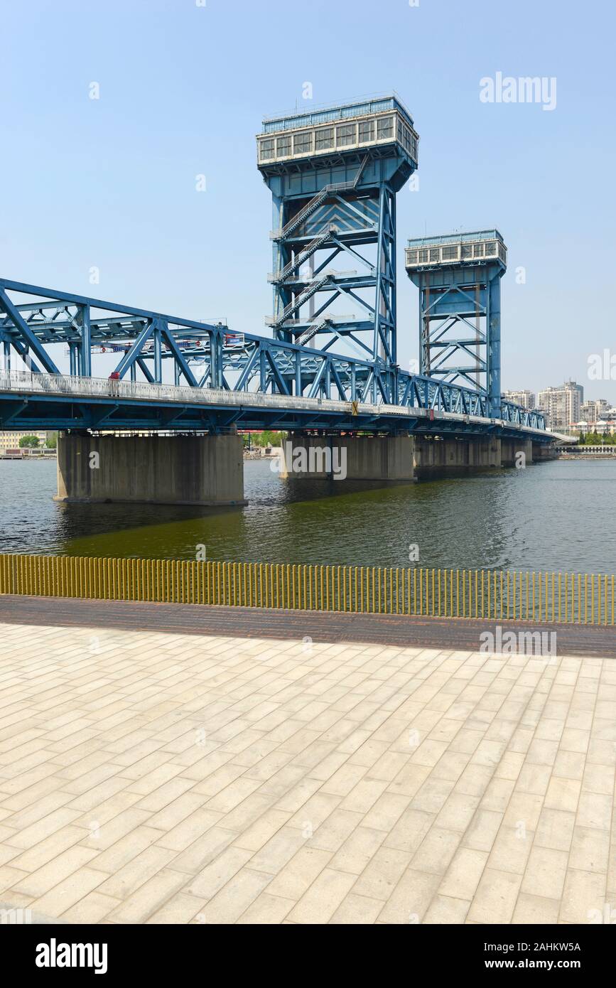 Haimen vertical lift bridge over the Haihe river in Tianjin's eastern ...