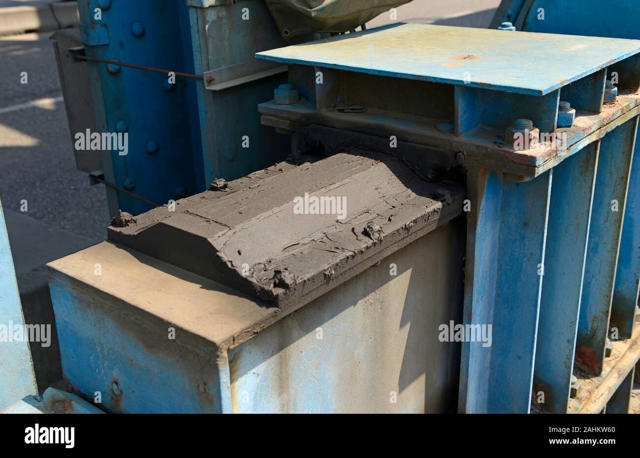 Haimen vertical lift bridge over the Haihe river in Tianjin's eastern ...