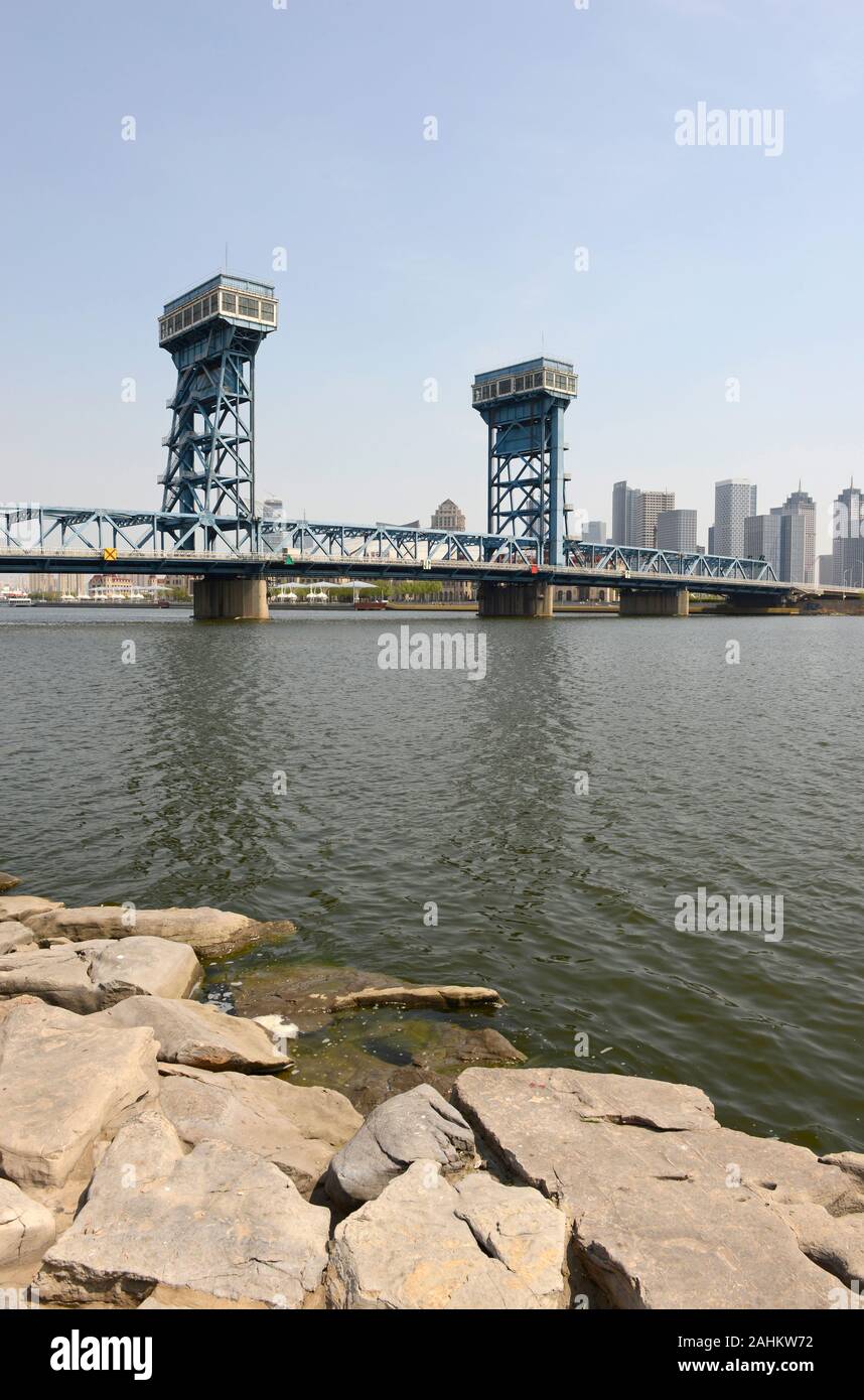 Haimen vertical lift bridge over the Haihe river in Tianjin's eastern ...