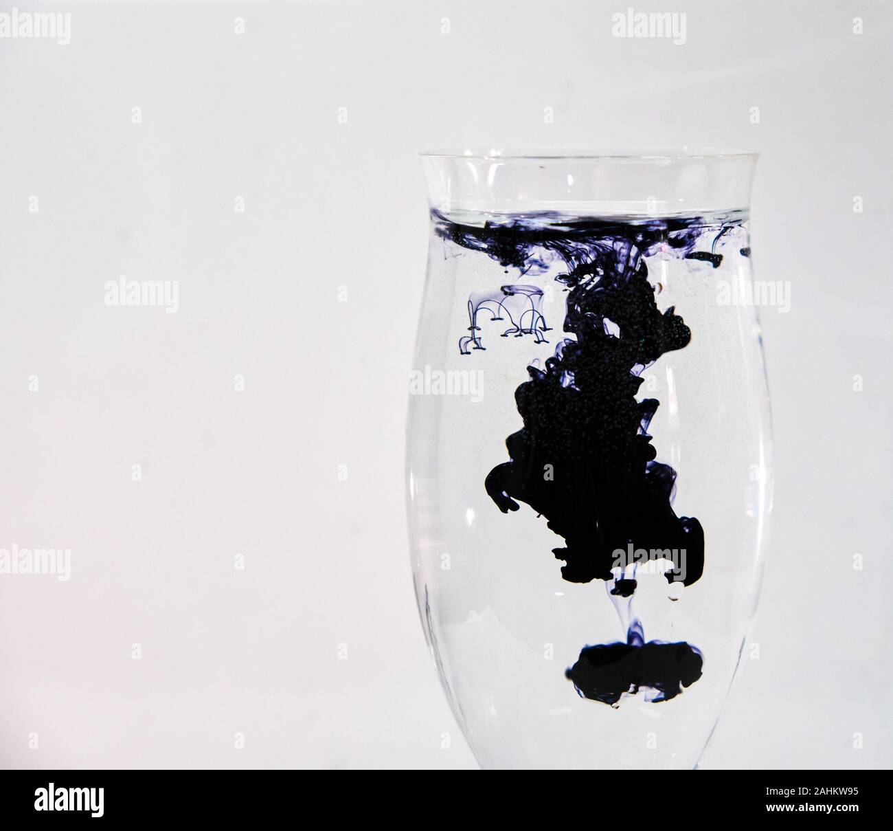 Ink falling hi-res stock photography and images - Alamy