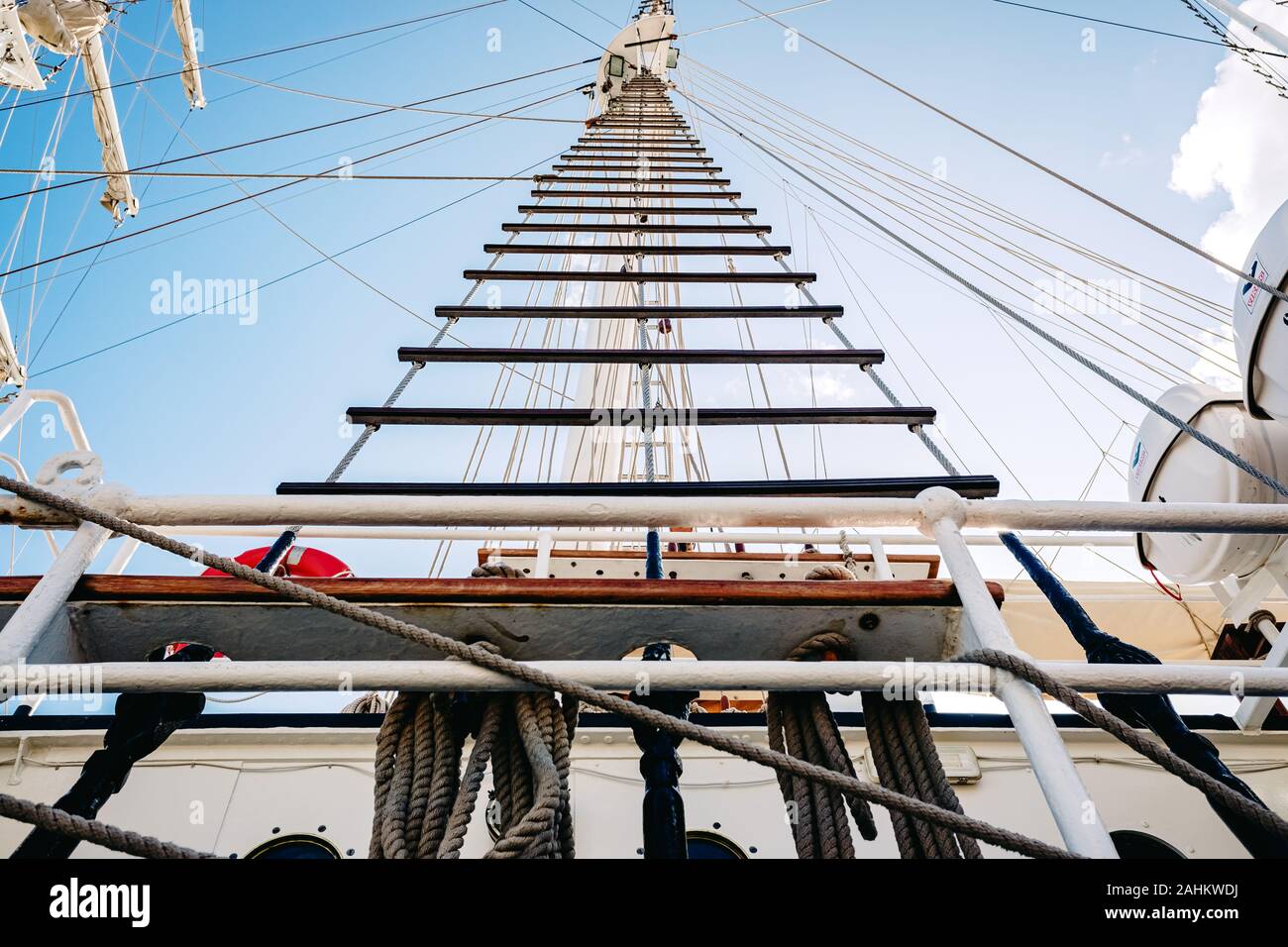 Rope ladders hi-res stock photography and images - Alamy