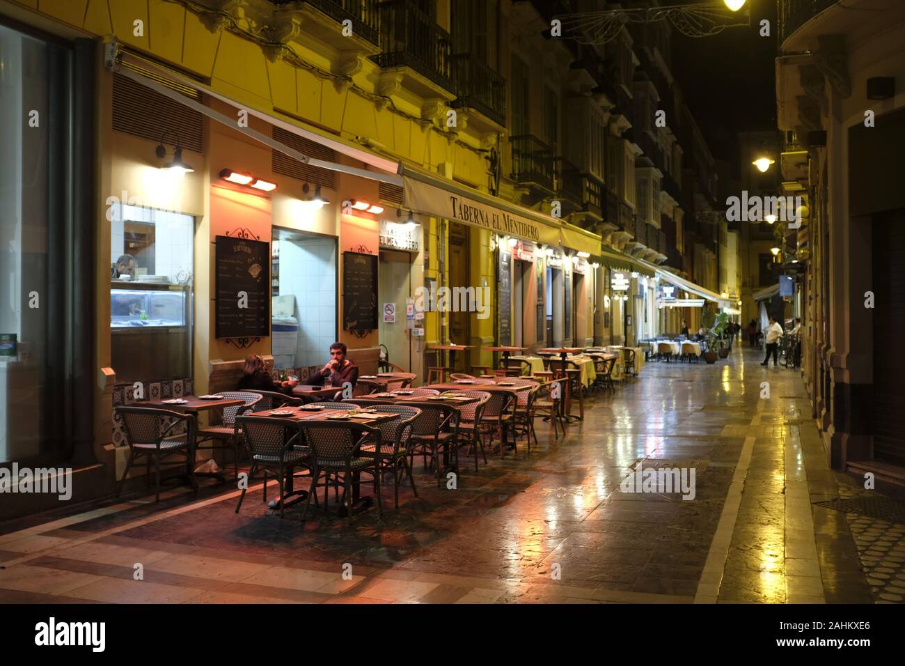 Centerat hi-res stock photography and images - Alamy