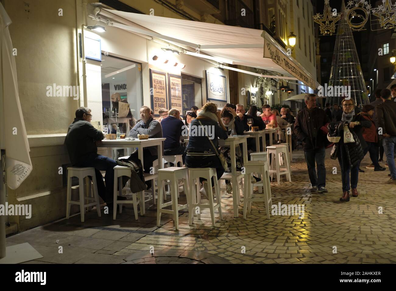 Centerat hi-res stock photography and images - Alamy