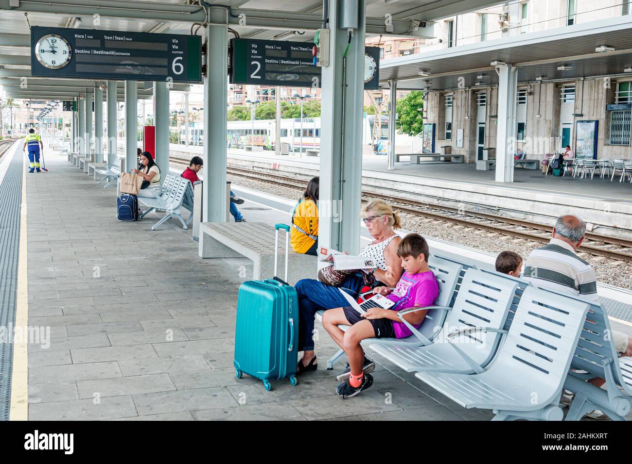Train information display system hi-res stock photography and images ...