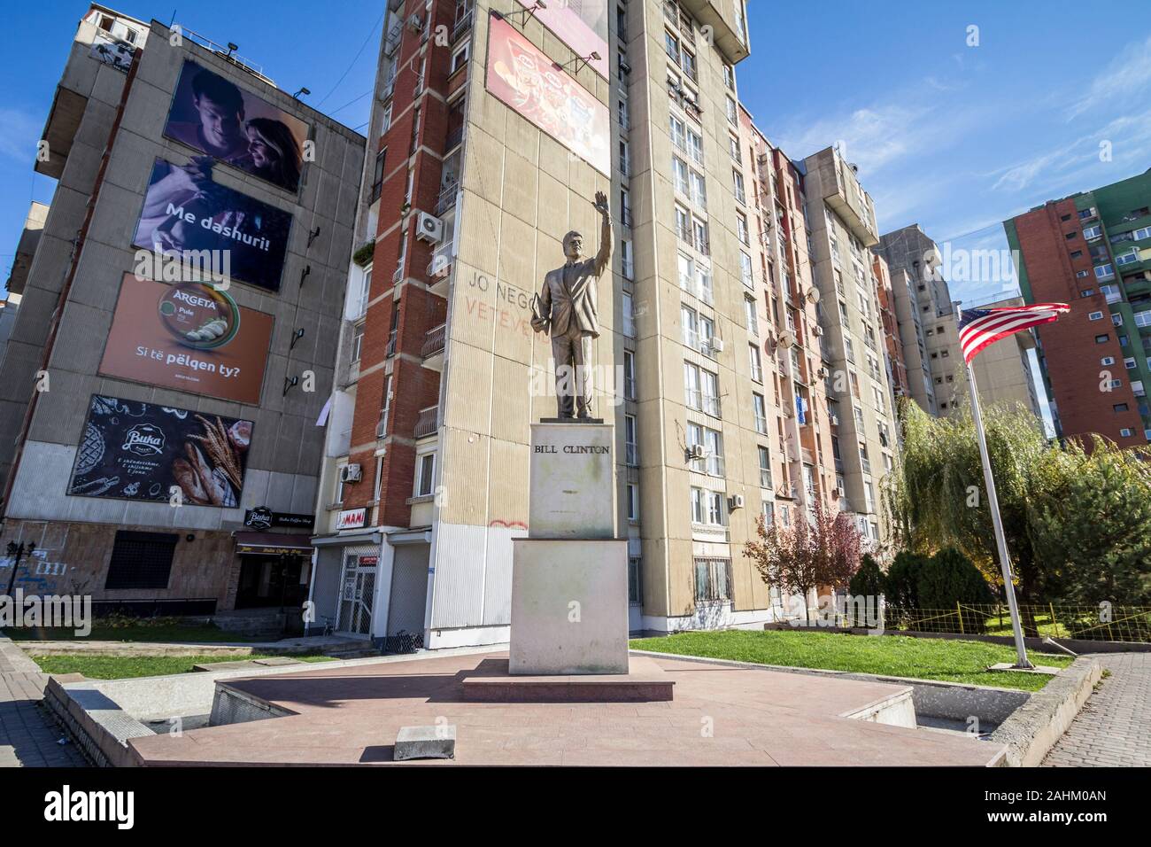 PRISHTINA, KOSOVO - NOVEMBER 11, 2016: Bill Clinton Statue on Bill ...