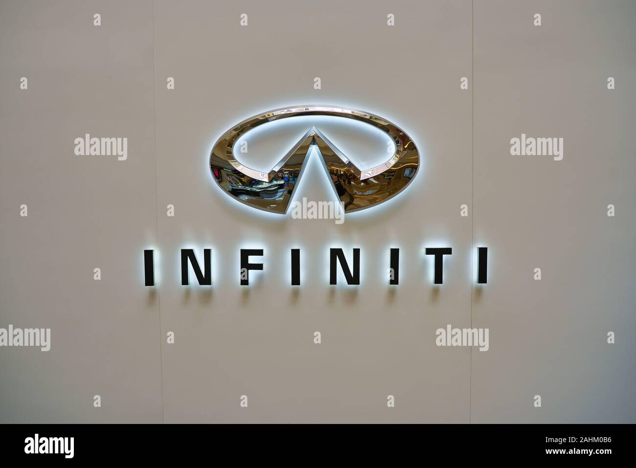 Infiniti logo hi-res stock photography and images - Alamy