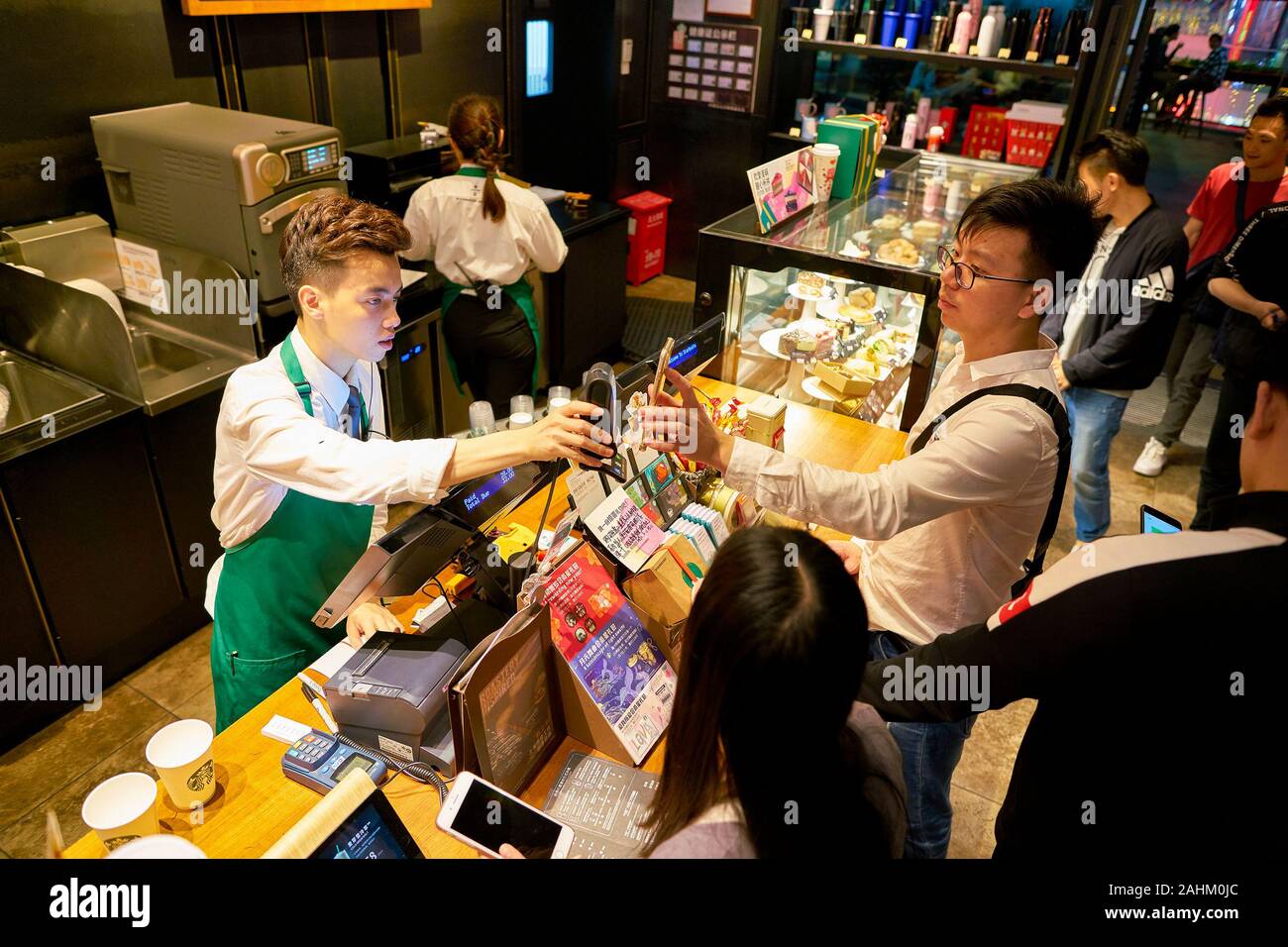 Ordering starbucks hi-res stock photography and images - Alamy