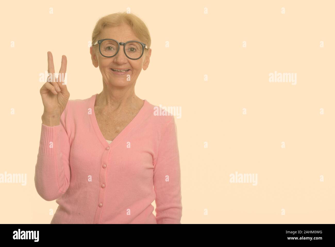 Giving peace sign and smiling hi-res stock photography and images - Alamy