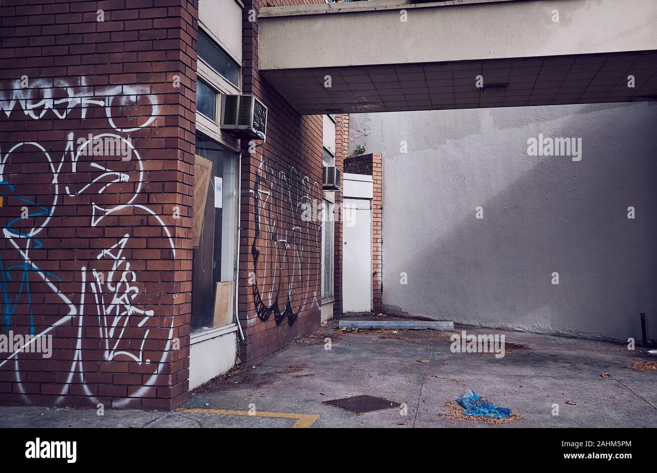 Inner city graffiti hi-res stock photography and images - Alamy