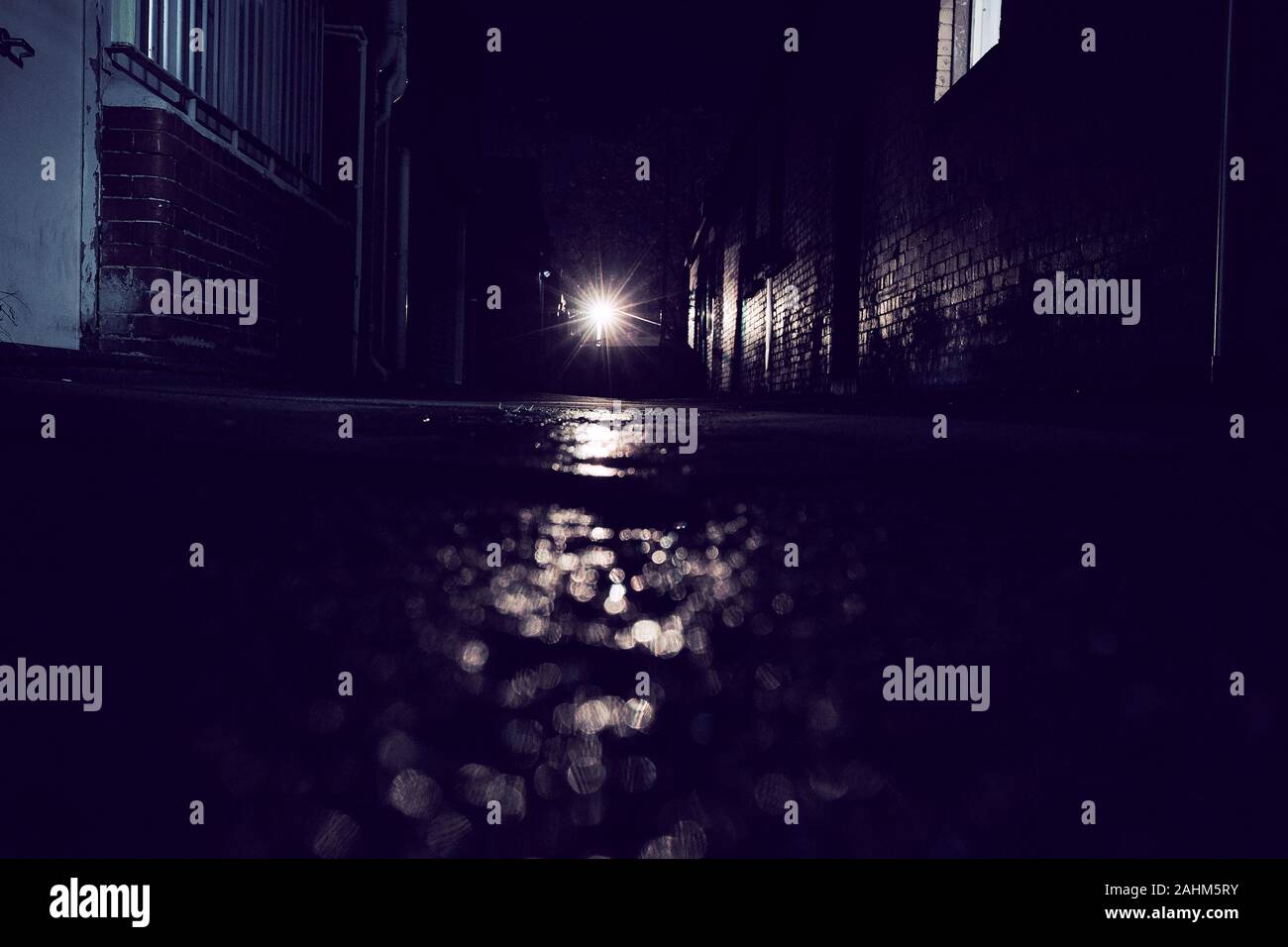 Dark alley way hi-res stock photography and images - Alamy