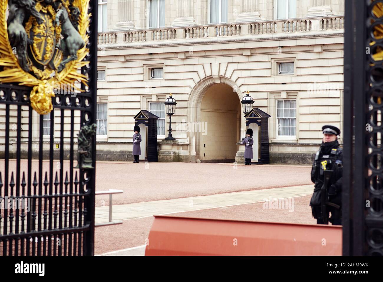 Buckingham place building hi-res stock photography and images - Alamy