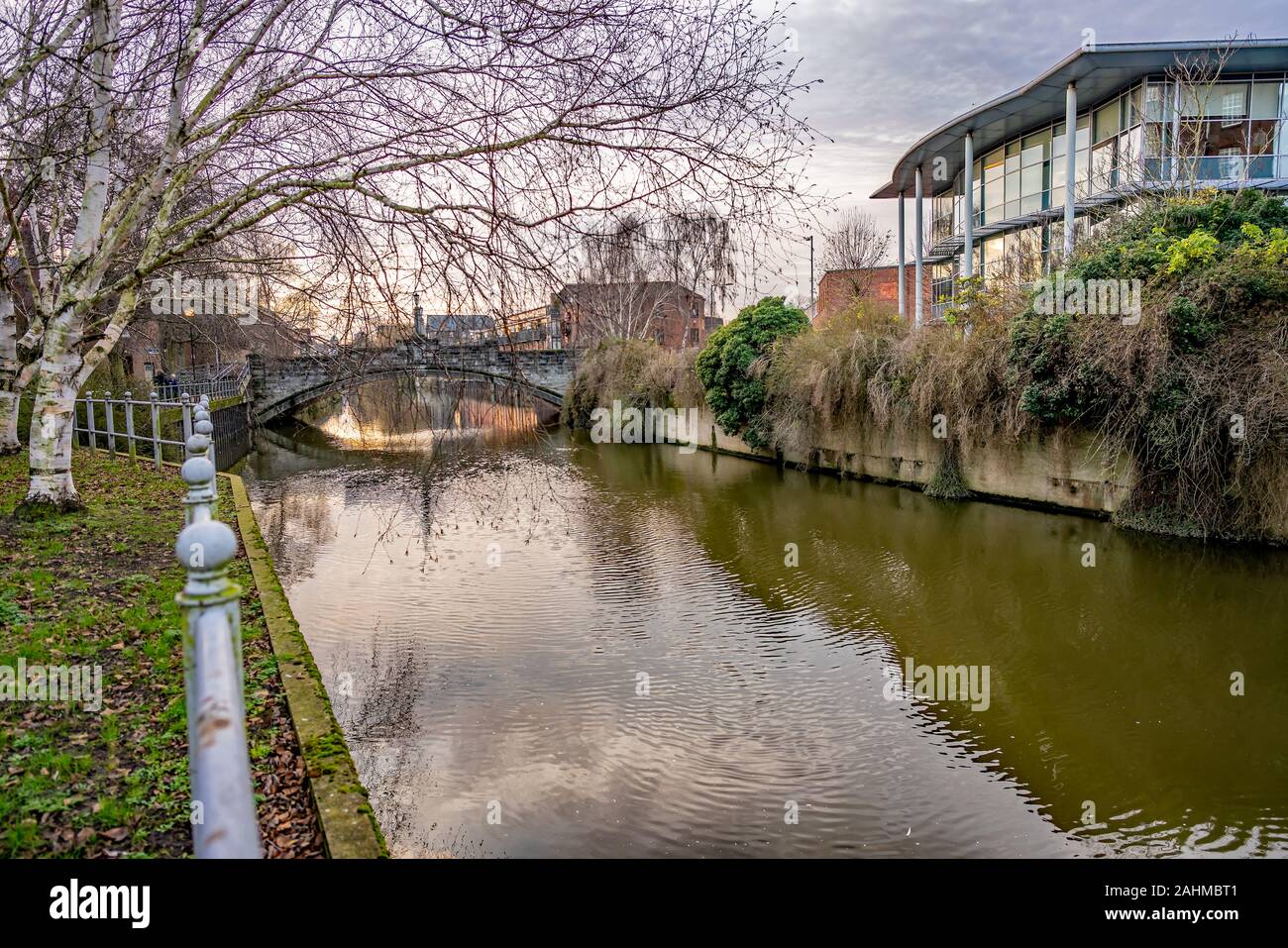 Waterside path alongside the River Wensum in the city of Norwich Stock ...