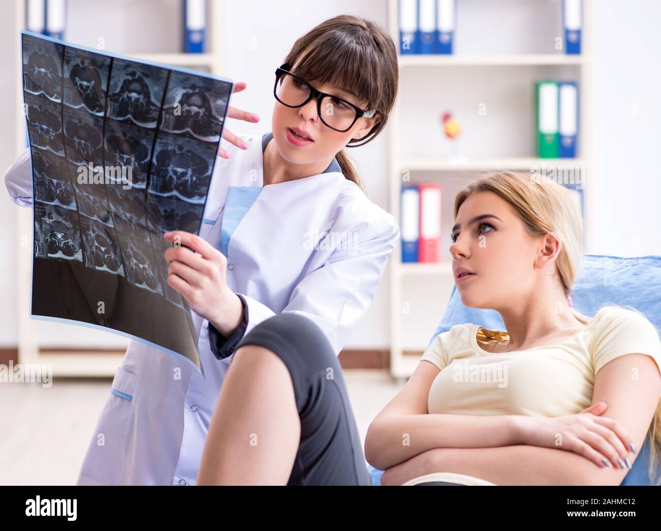 The doctor explaining x-ray scan during consultation Stock Photo - Alamy