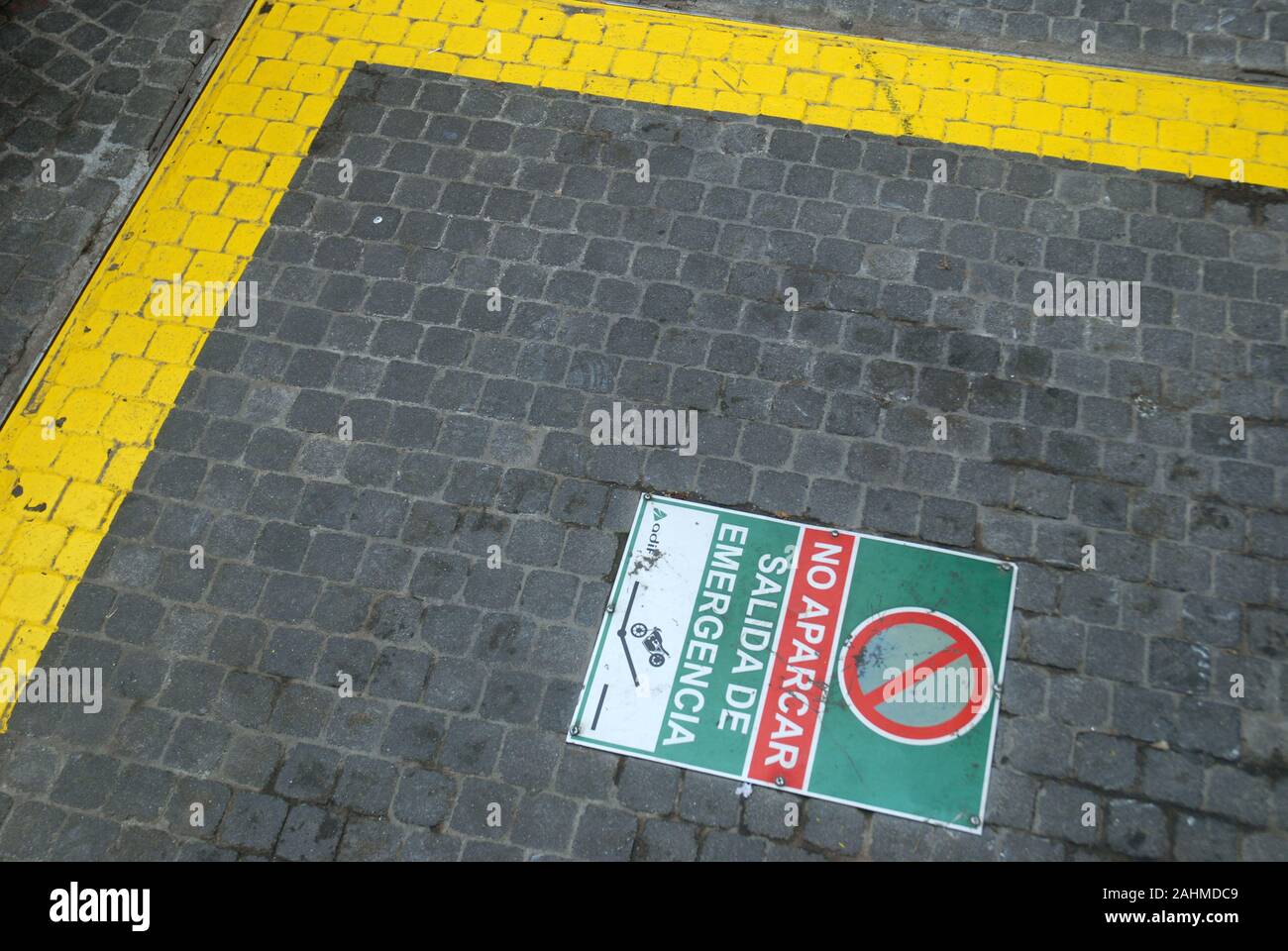 No Aparcar (no parking) sign, Madrid, Spain Stock Photo - Alamy