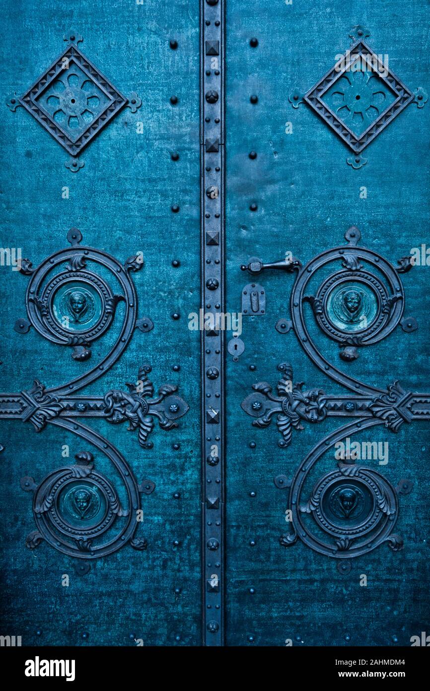 Gothic entrance portal hi-res stock photography and images - Alamy