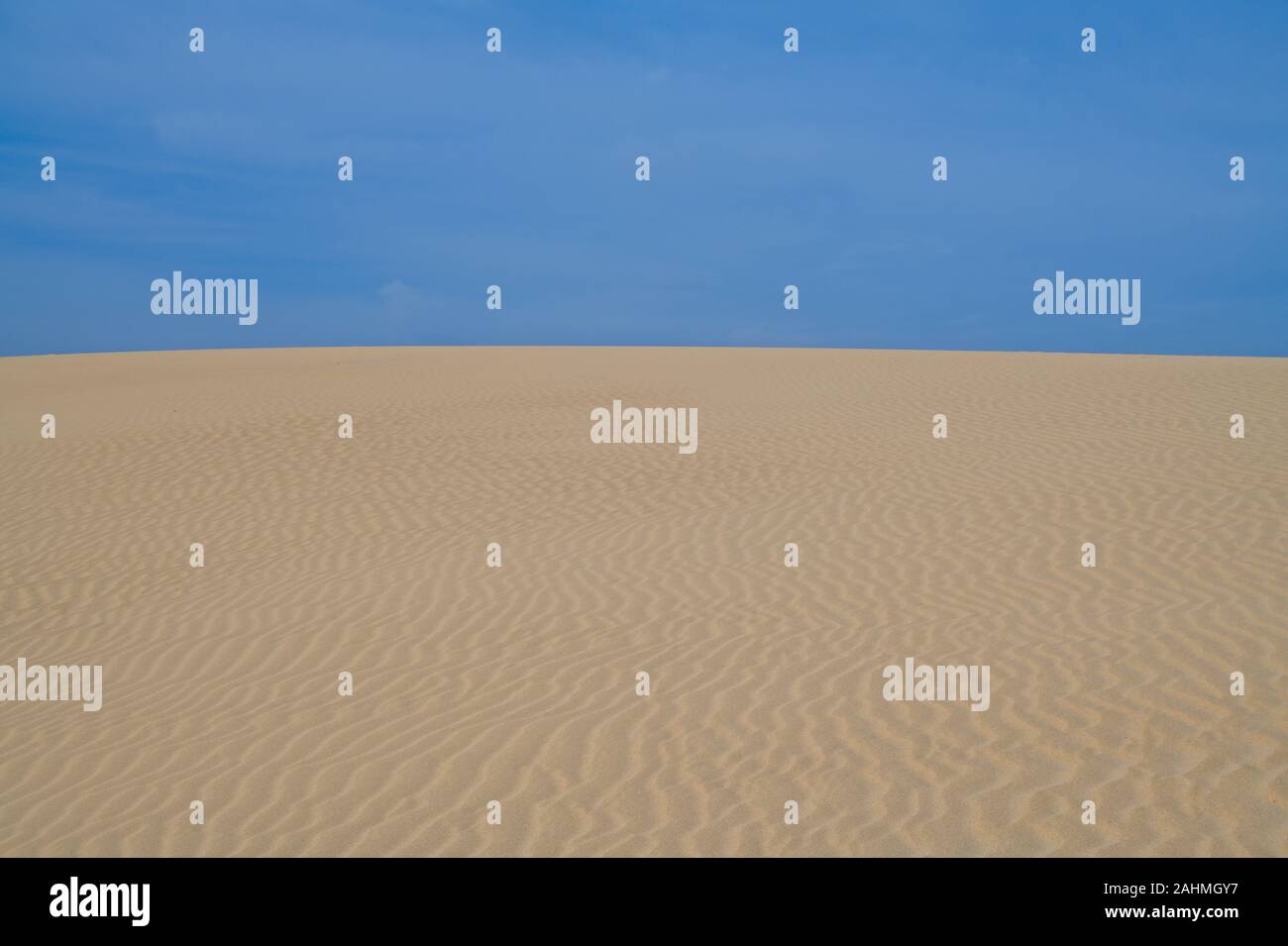 Featureless sky hi-res stock photography and images - Alamy