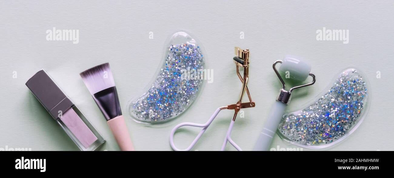 Woman travel size products hi-res stock photography and images - Alamy