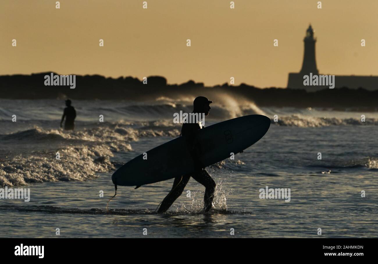 Surfers at Tynemouth on the north east coast Stock Photo - Alamy