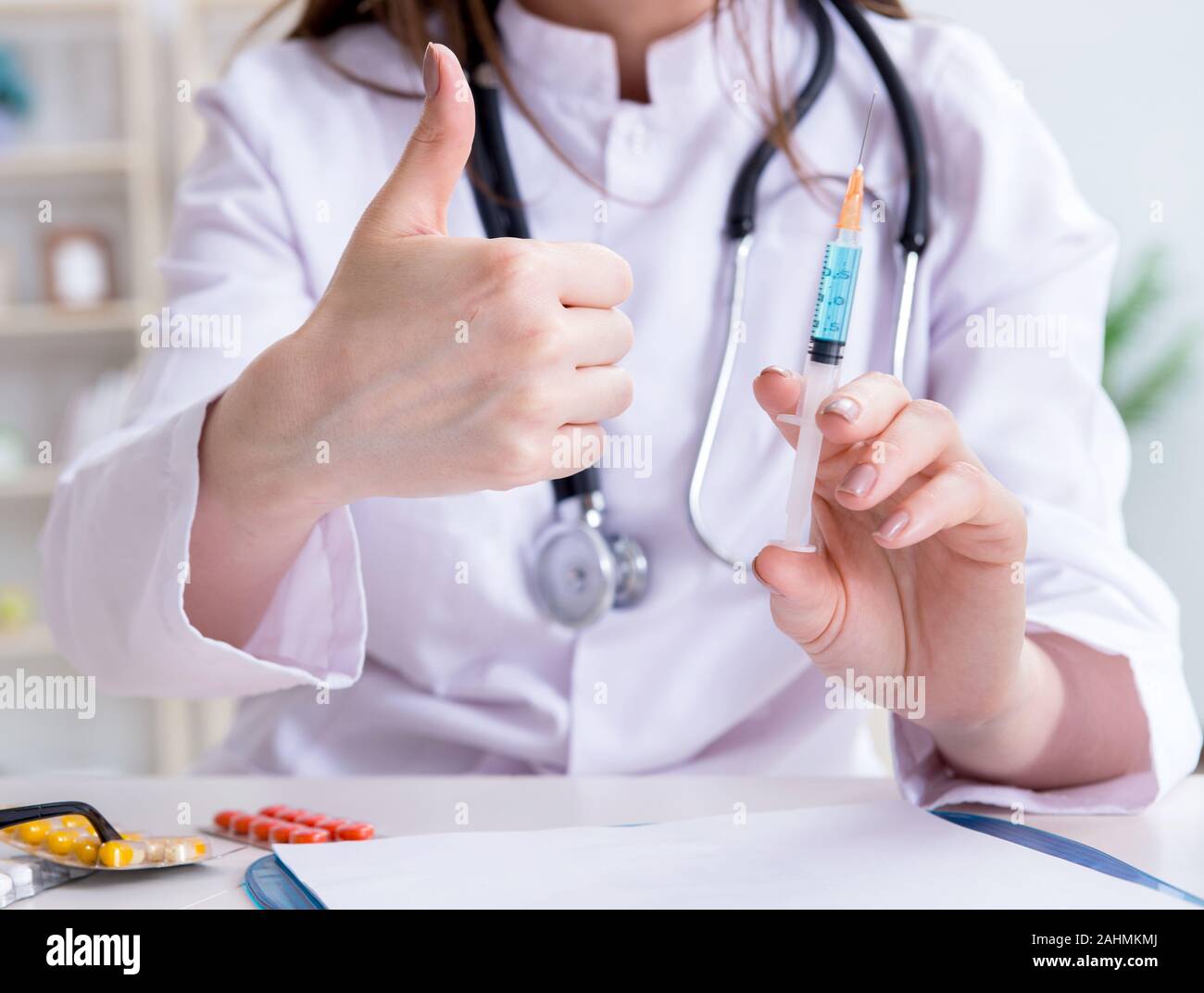 The doctor with syringe in the hospital Stock Photo - Alamy