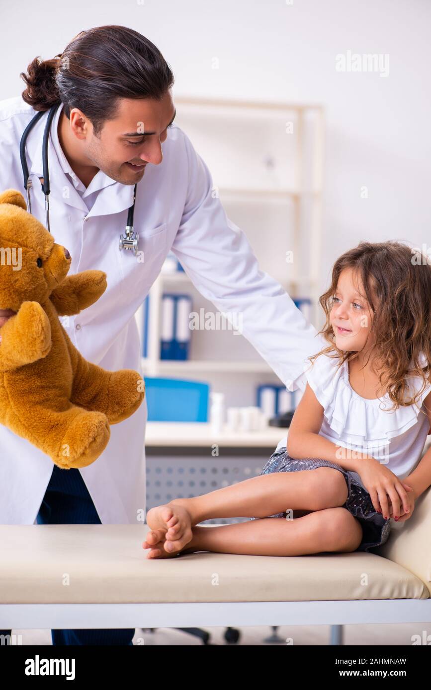 The young doctor pediatrician with small girl Stock Photo - Alamy