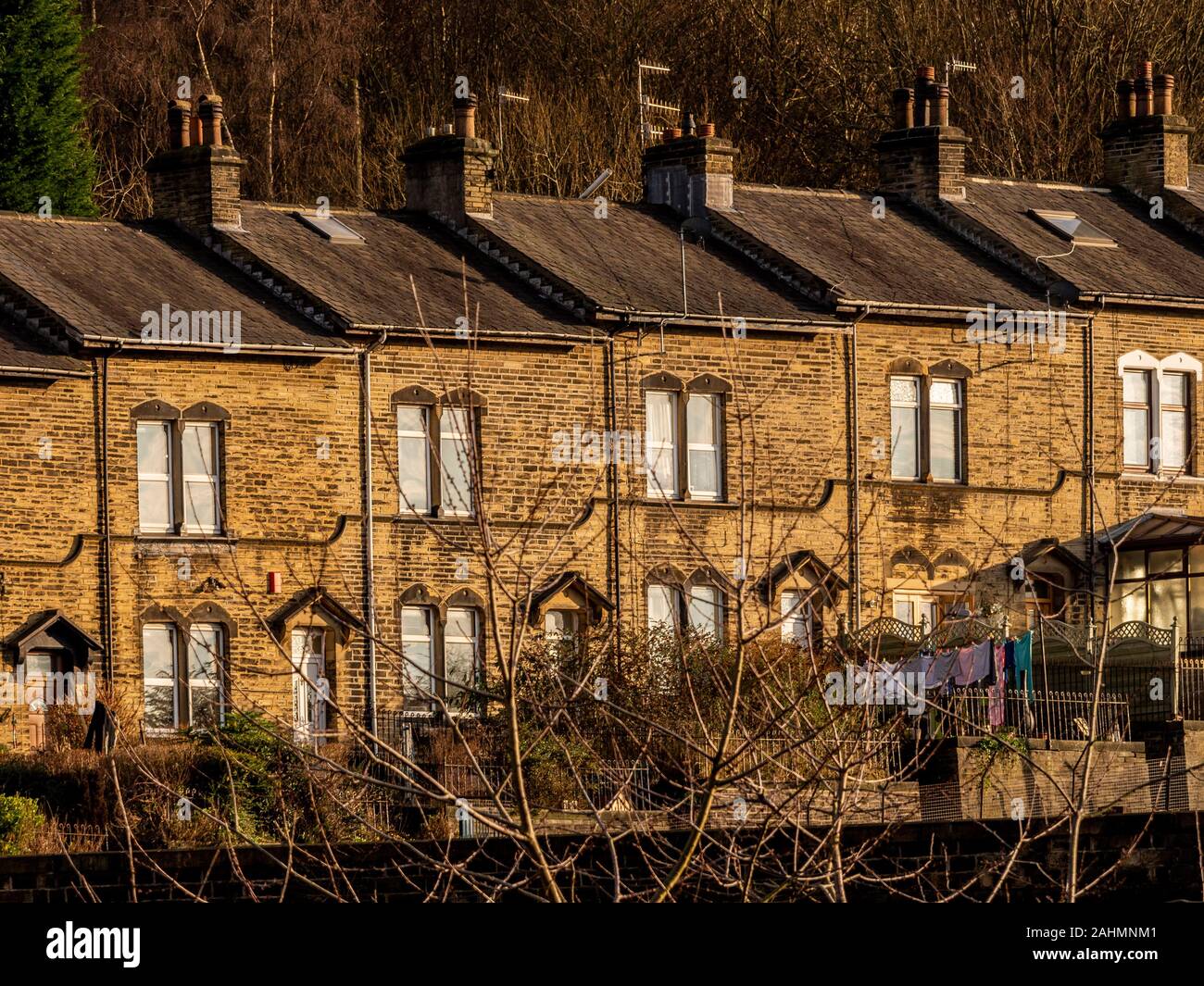 Sunlit terraced houses hi-res stock photography and images - Alamy