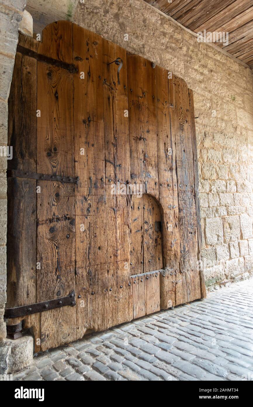 Amazing wooden door under Castle tower in Rothenburg ob der Tauber ...