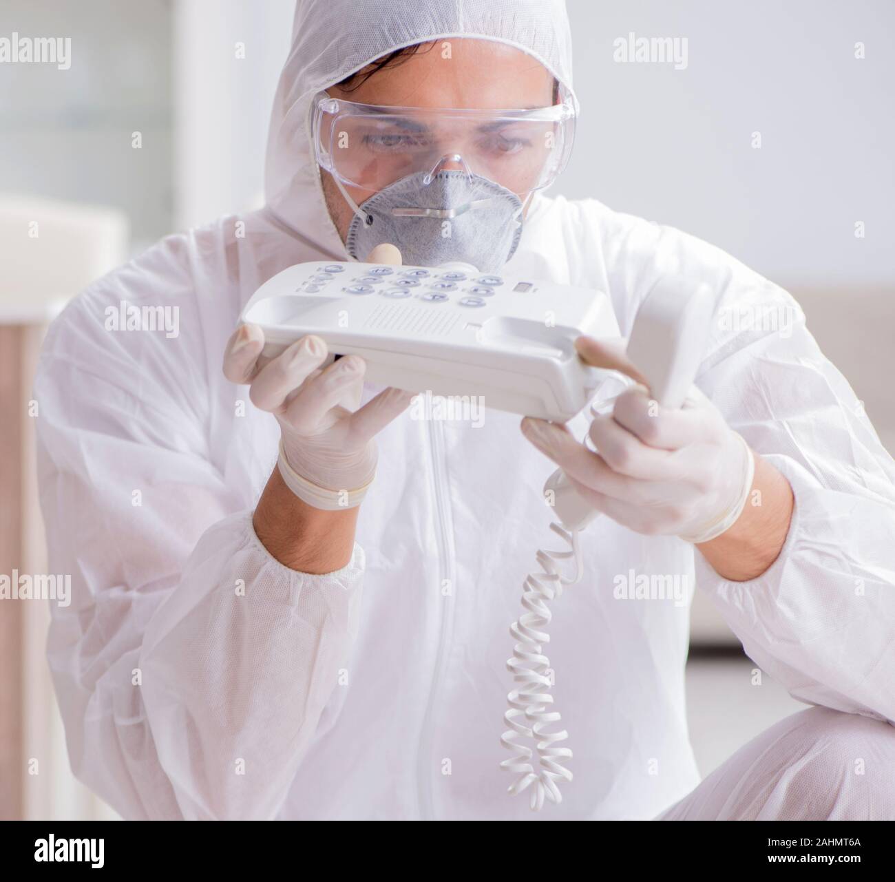 The forensic expert at crime scene doing investigation Stock Photo - Alamy