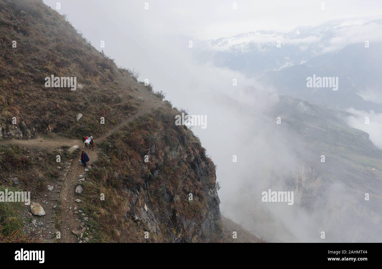 (191231) -- BUTUO, Dec. 31, 2019 (Xinhua) -- A villager leads a horse ...