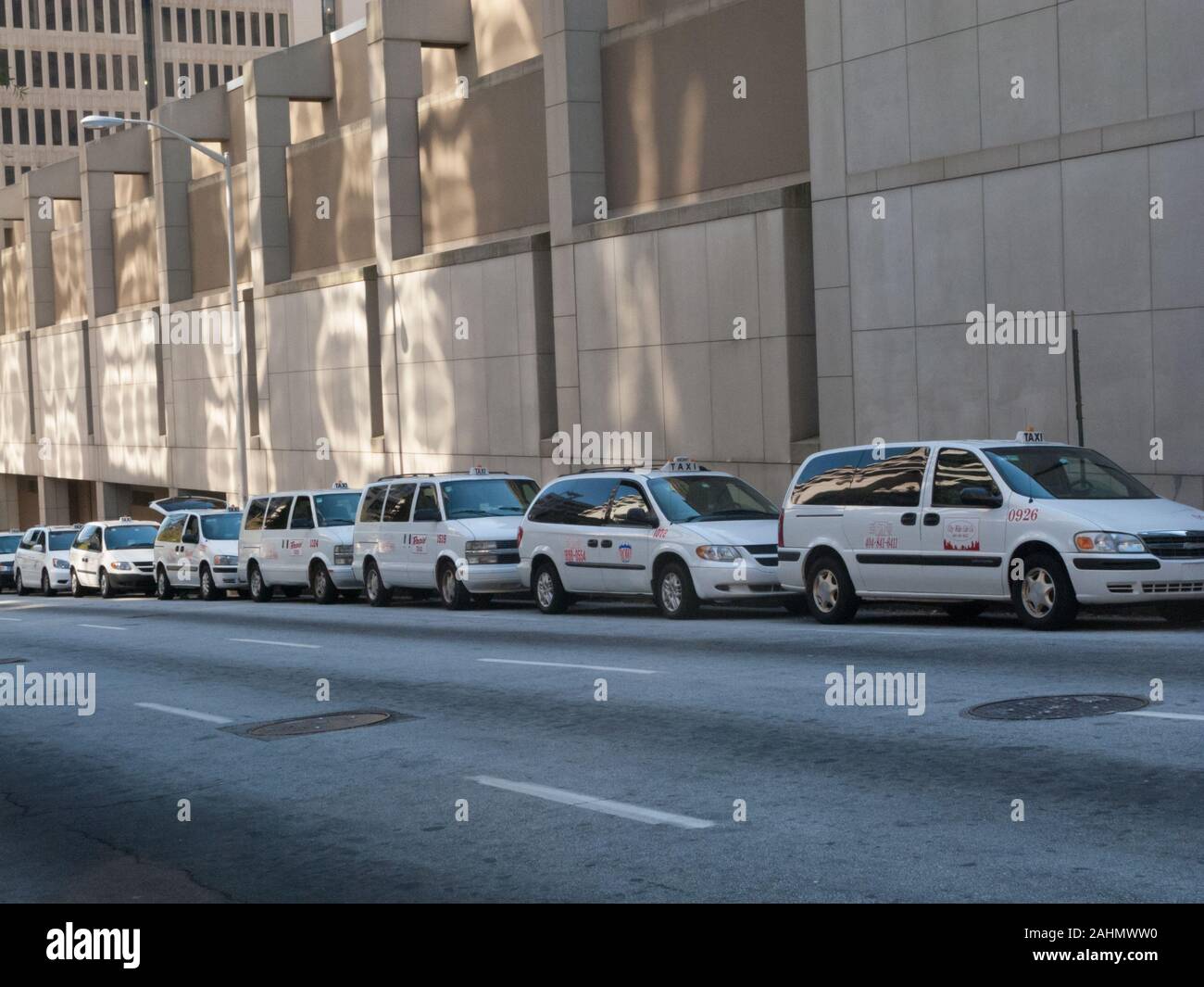 ATLANTA-NOVEMBER 16, 2009: A taxi lineup outside an Atlanta conference ...