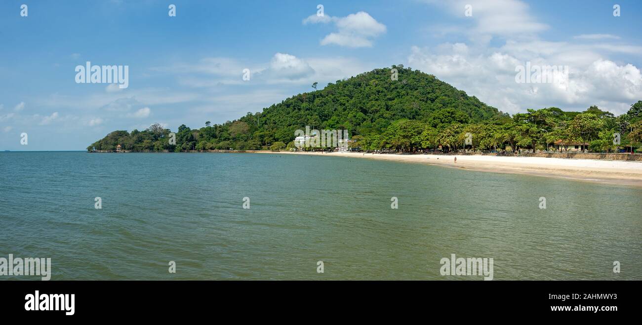 Overview of ocean beach at Kep in Cambodia Stock Photo - Alamy