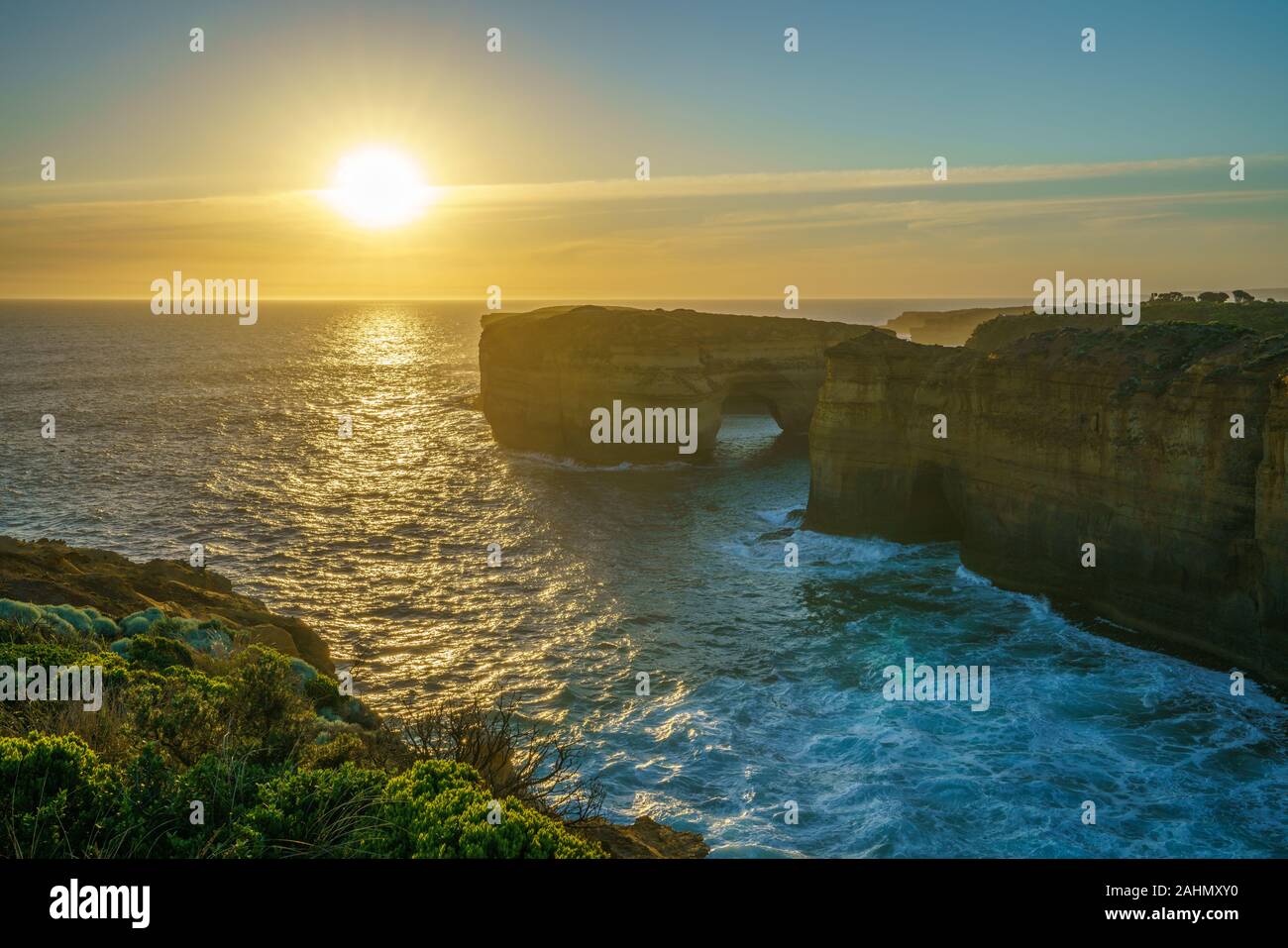 famous island arch at sunset, great ocean road in victoria, australia ...