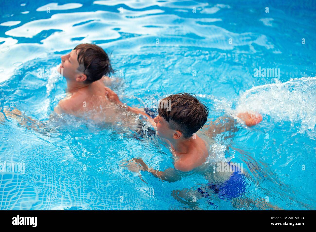 Kids splashing pool hi-res stock photography and images - Alamy