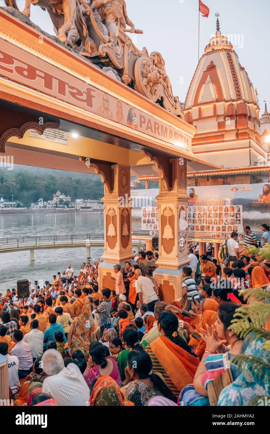 Yoga in rishikesh hi-res stock photography and images - Alamy