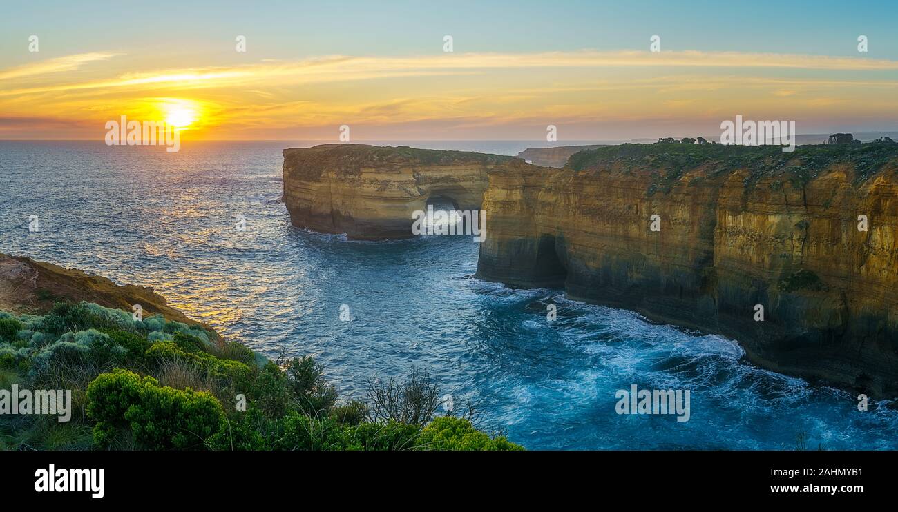 famous island arch at sunset, great ocean road in victoria, australia ...