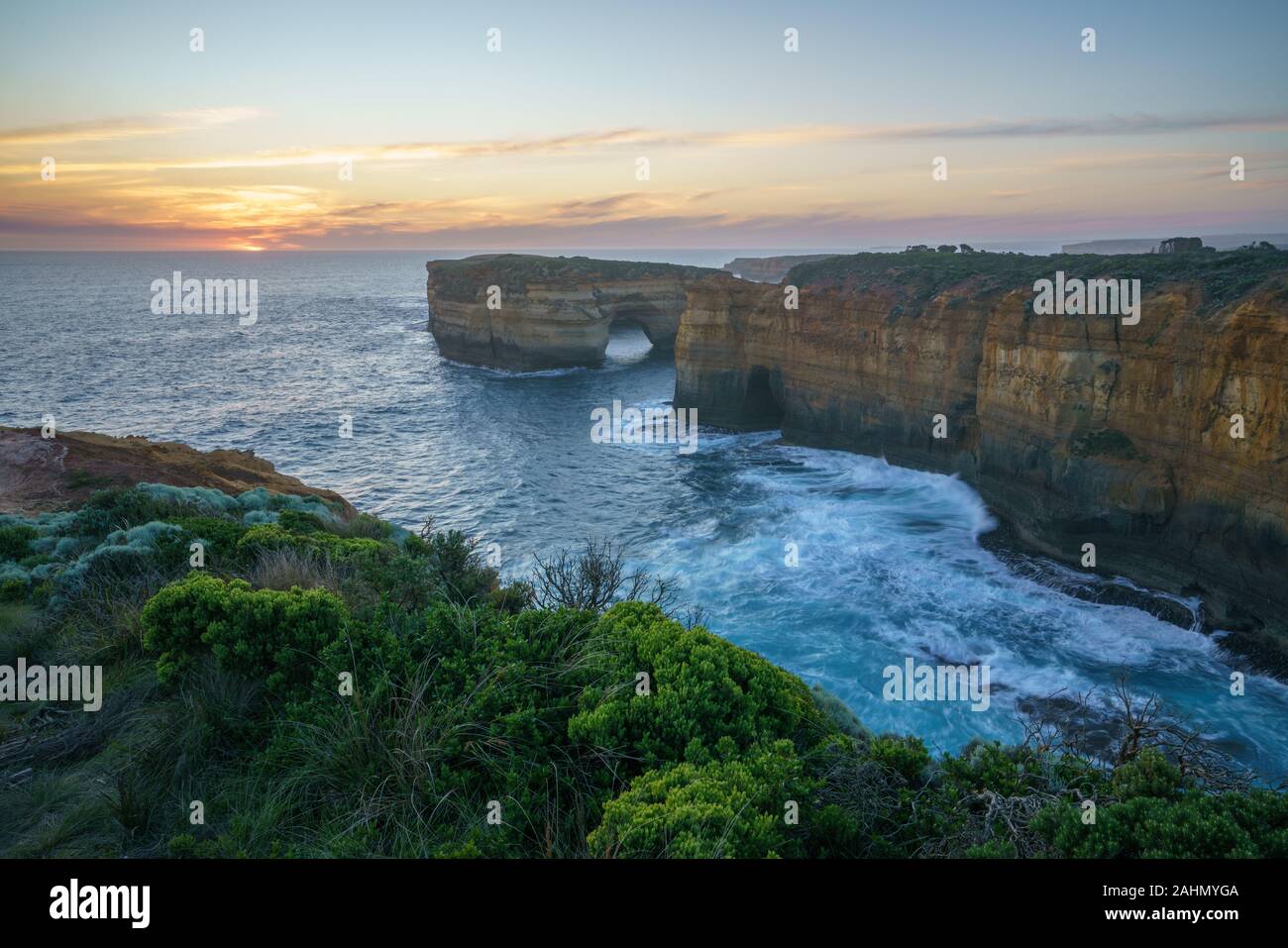 famous island arch at sunset, great ocean road in victoria, australia ...