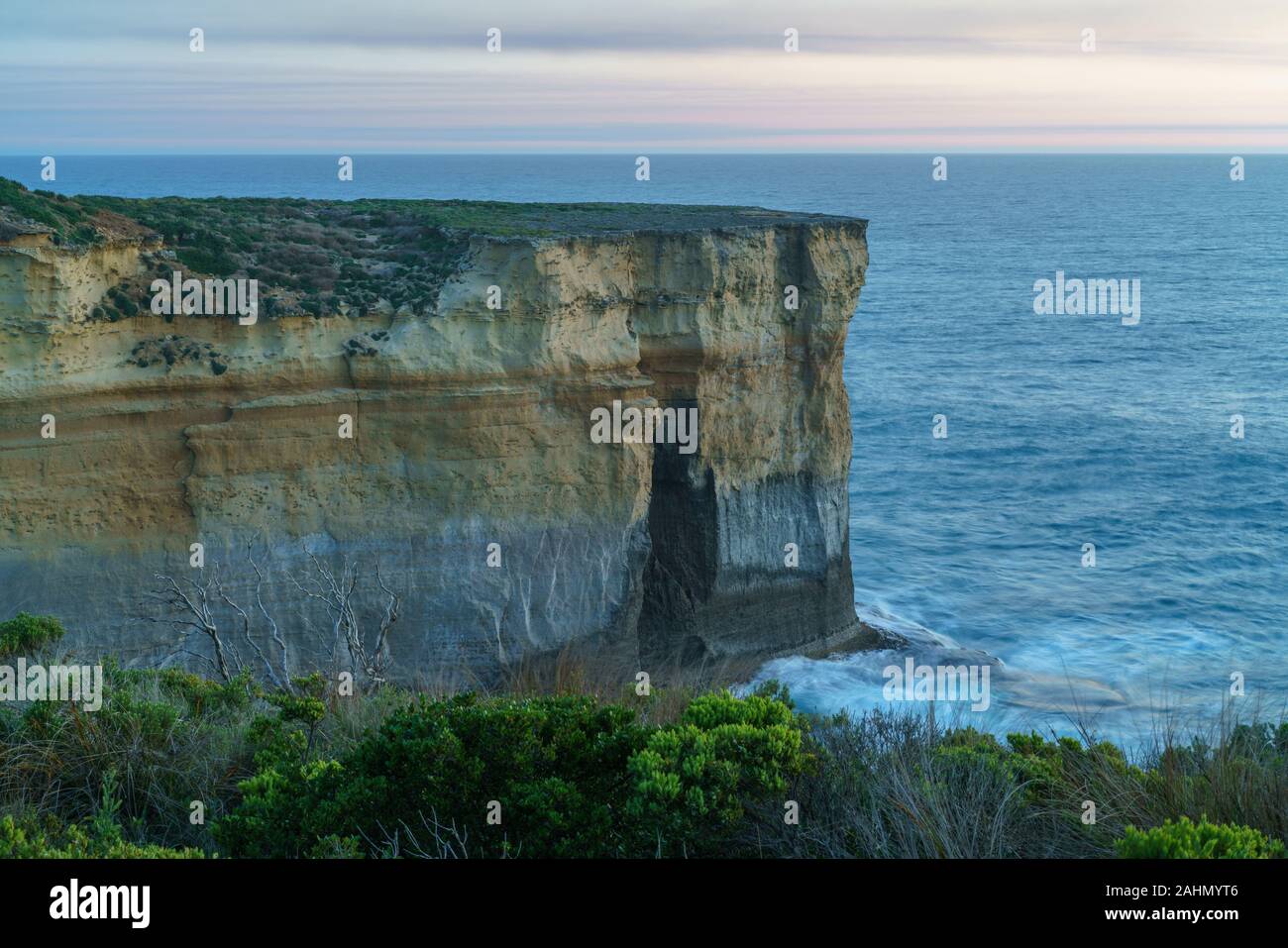 famous island arch at sunset, great ocean road in victoria, australia ...