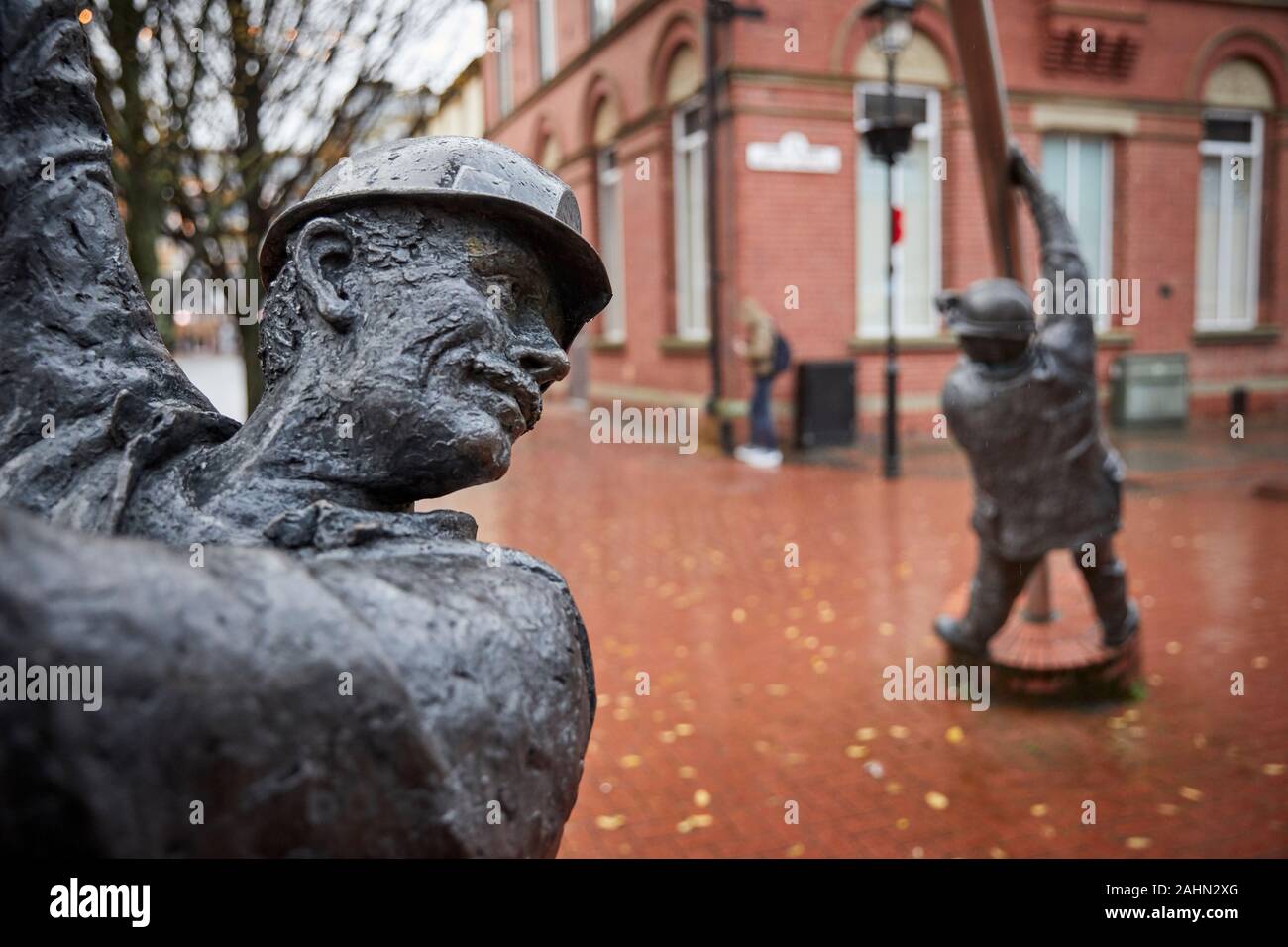 Steel worker statue hi-res stock photography and images - Alamy
